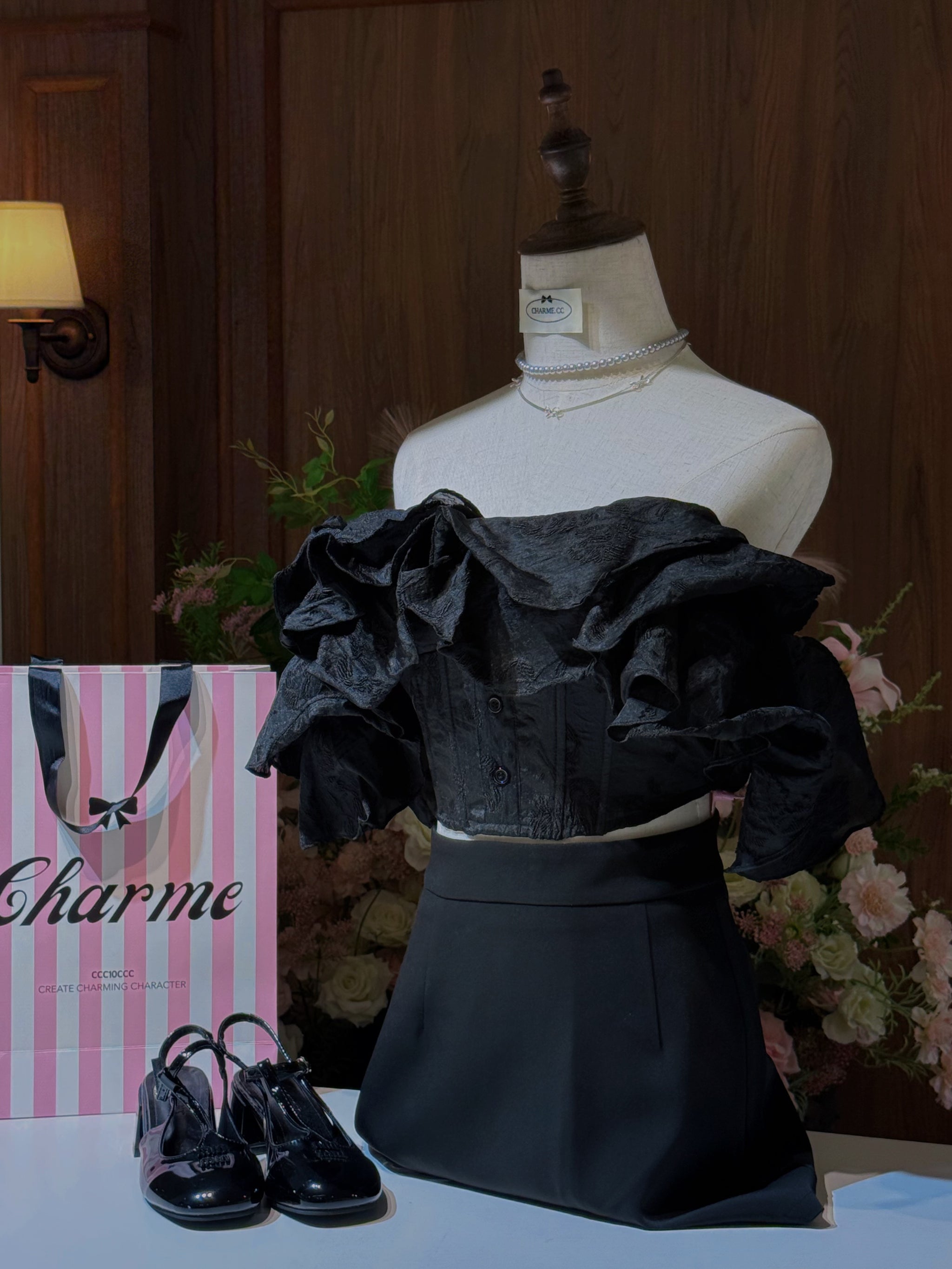 𝘾𝙃𝘼𝙍𝙈𝙀 Swannie in Black